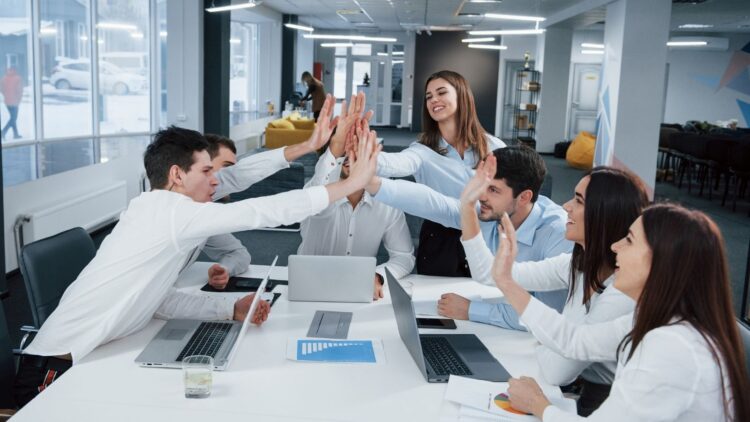 6 Steps to Build a Strong Team - Updated 2021 - ValiantCEO