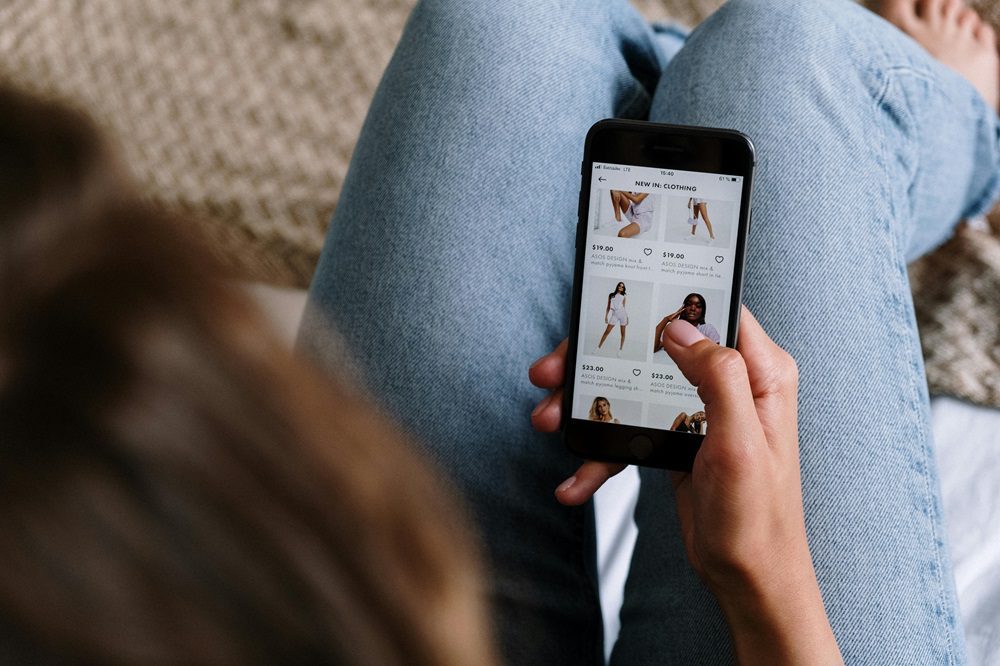 Building Brands in the Age of Infinite Scroll - ValiantCEO